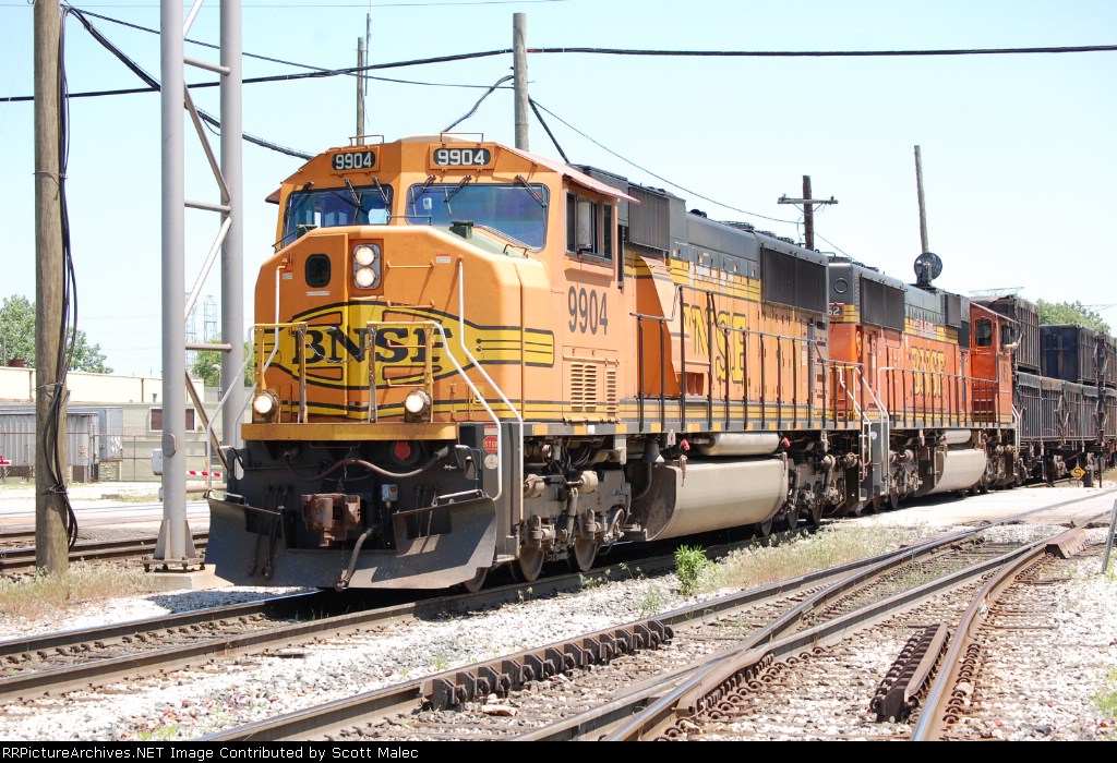BNSF 9904 & 9452